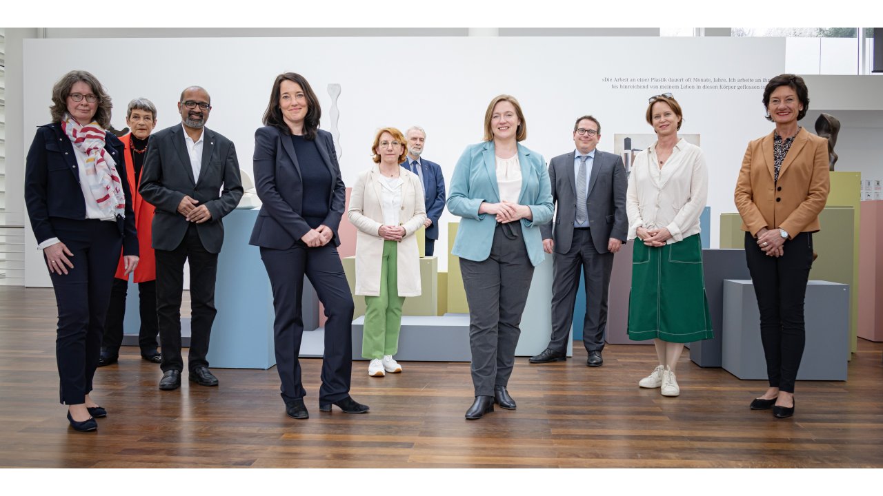 HERZLICH WILLKOMMEN, DR. JULIA WALLNER! / Arp Museum Rolandseck